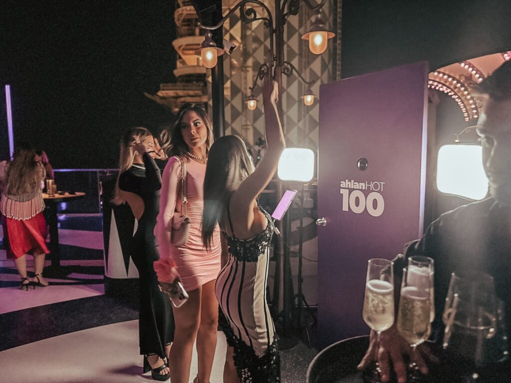 Peep hole booth - Megabooth