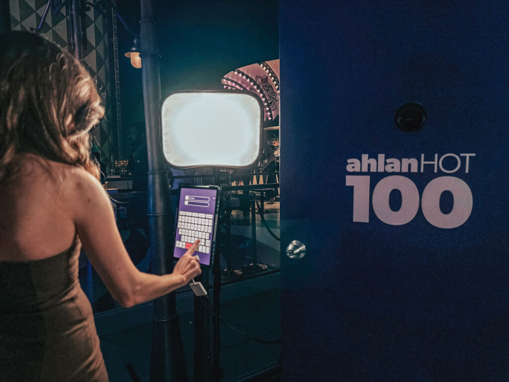 Peep hole booth - Megabooth