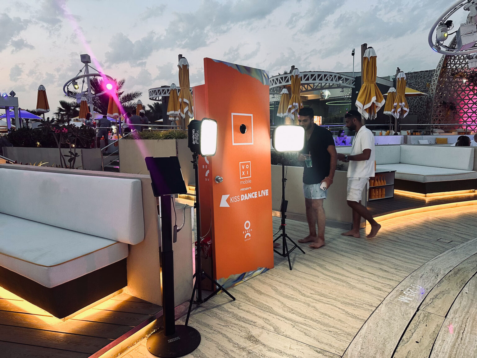 Peep hole booth - Megabooth